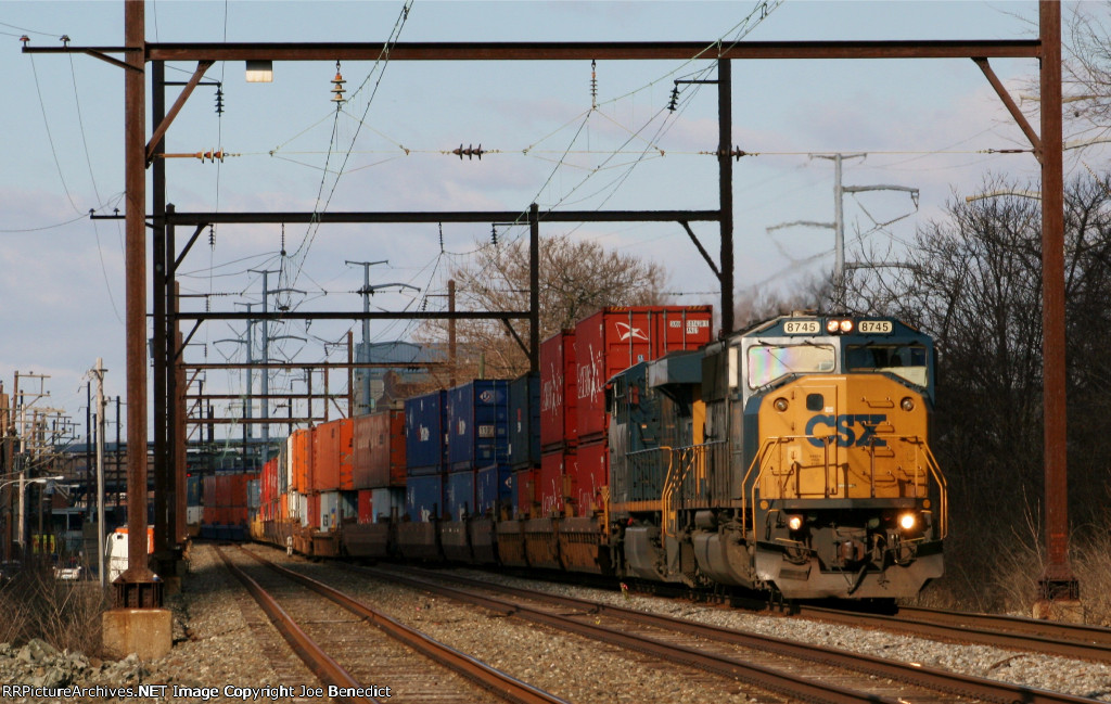 CSX 8745 on Q190